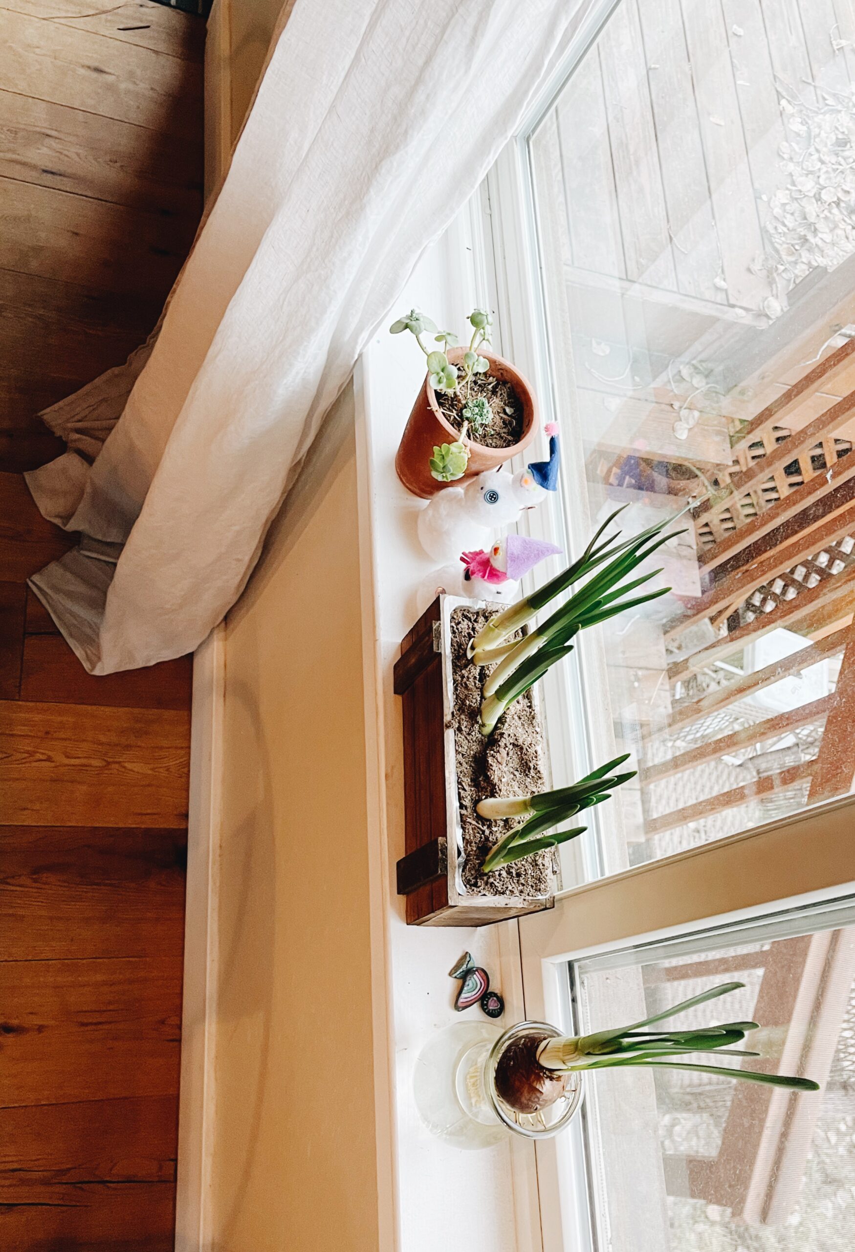 Stylish and Creative Ways to Dress Up Your Farmhouse Windows - Original ...